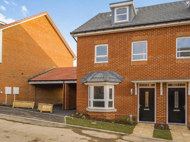 3 bedroom semi detached house to rent
