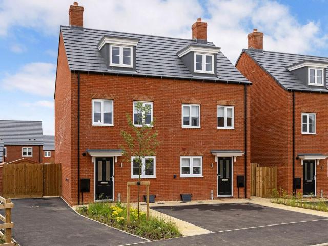 3 bedroom semi detached house to rent