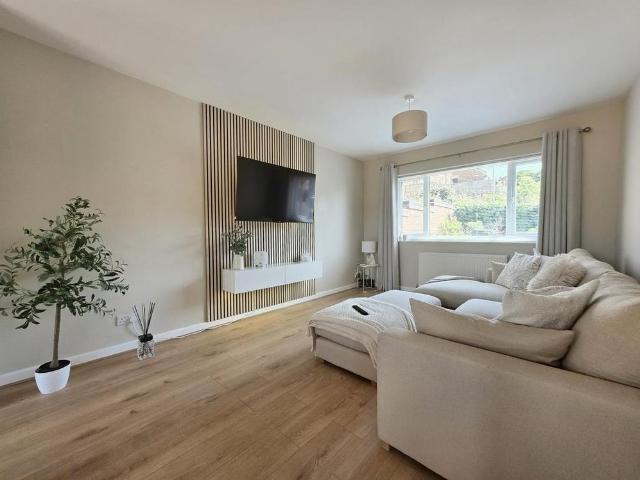 3 bedroom semi detached house to rent