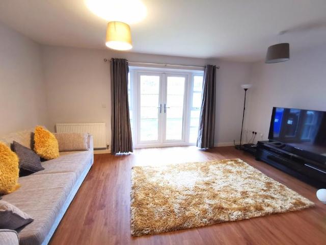 3 bedroom semi detached house to rent