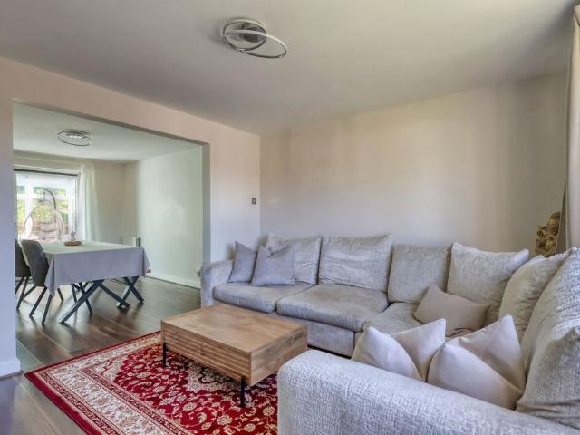 3 Bedroom Semi Detached House To Rent
