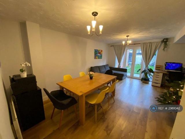 3 bedroom semi detached house to rent