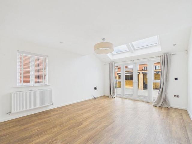 3 bedroom semi detached house to rent