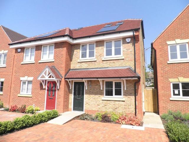 3 bedroom semi detached house to rent