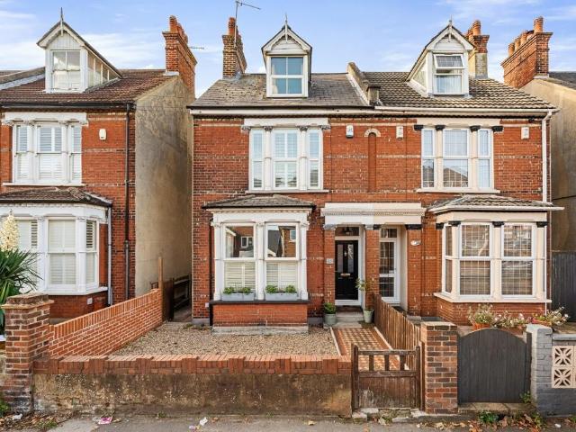 3 bedroom semi detached house to rent