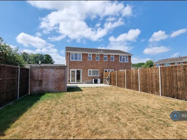 3 bedroom semi detached house to rent