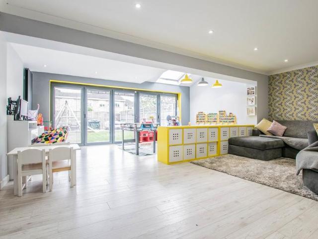3 bedroom semi detached house to rent