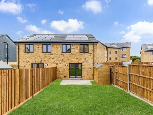 3 bedroom semi detached house to rent