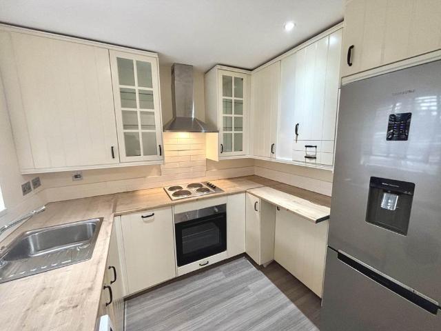 3 bedroom semi detached house to rent