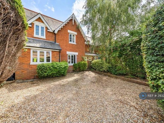 3 bedroom semi detached house to rent