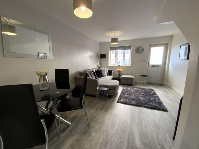 3 bedroom semi detached house to rent