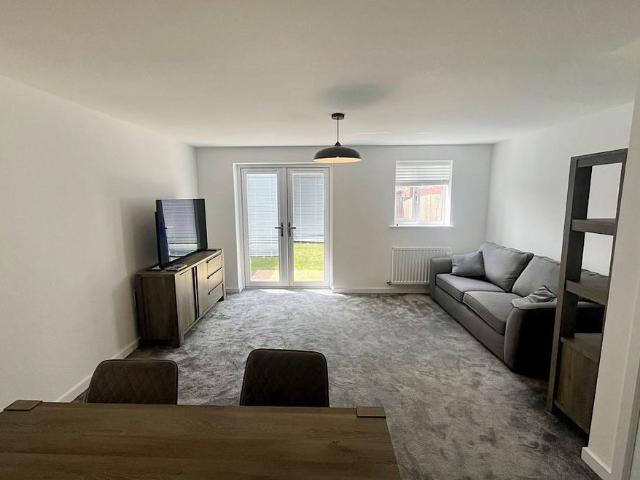 3 bedroom semi detached house to rent