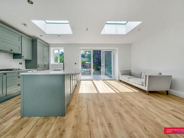 3 bedroom semi detached house to rent