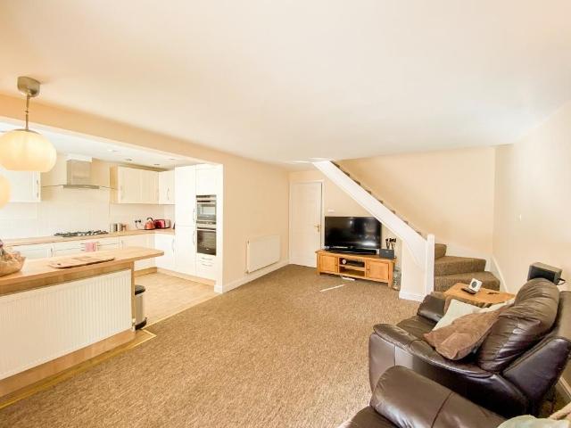 3 bedroom semi detached house to rent