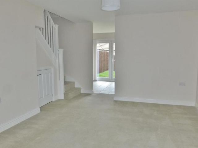 3 bedroom semi detached house to rent