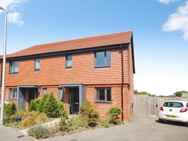 3 bedroom semi detached house to rent