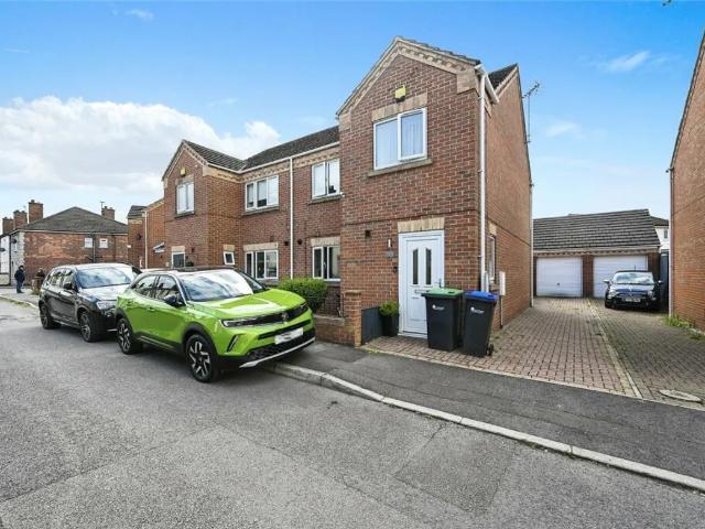 3 bedroom semi detached house to rent