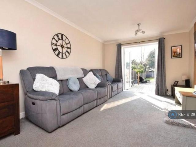 3 bedroom semi detached house to rent