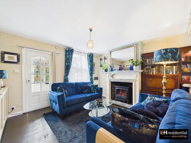 3 bedroom semi detached house to rent