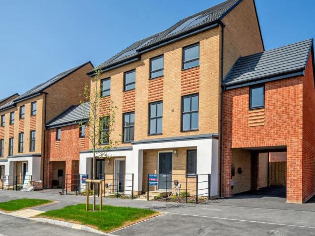 3 bedroom semi detached house to rent