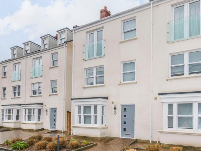 3 bedroom semi detached house to rent