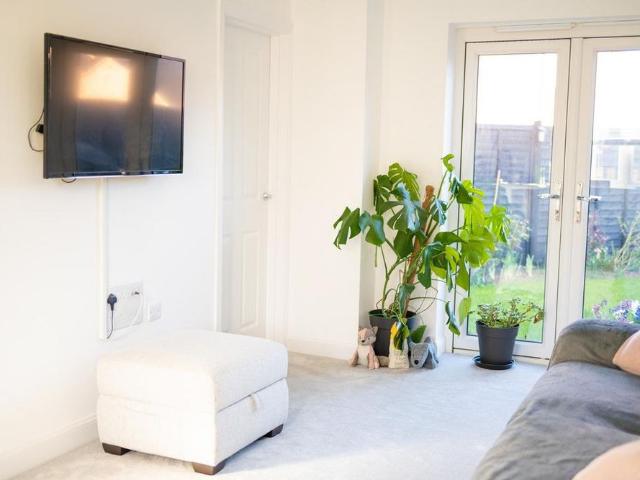 3 bedroom semi detached house to rent