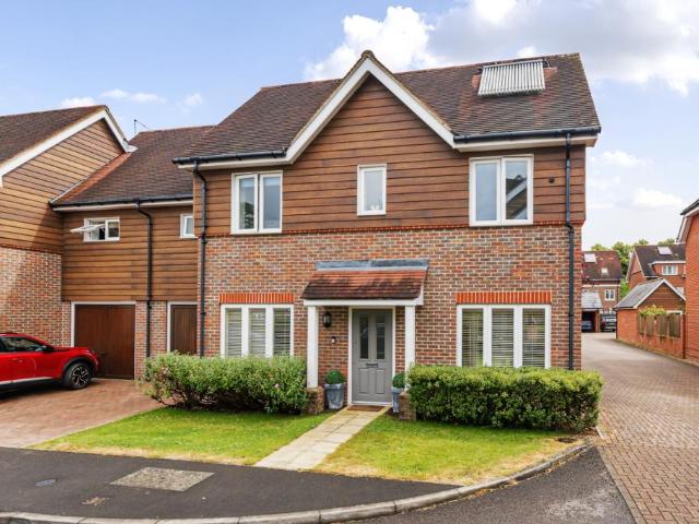 3 bedroom semi detached house to rent