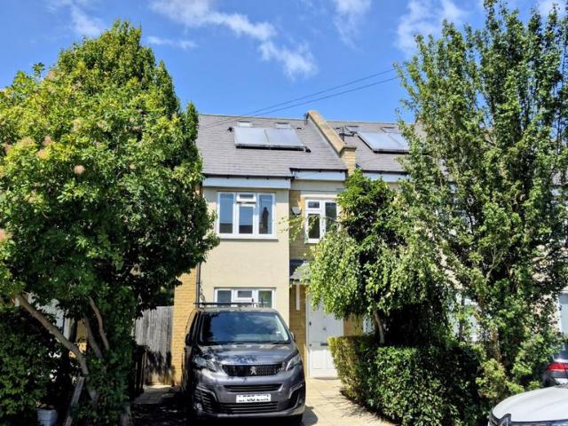 3 bedroom semi detached house to rent