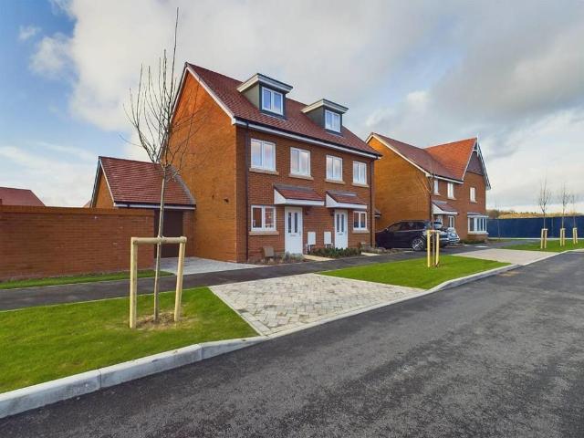 3 bedroom semi detached house to rent