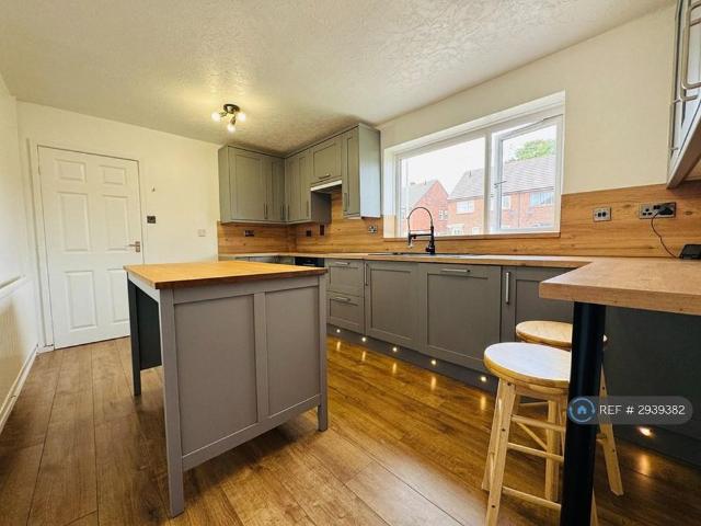 3 bedroom semi detached house to rent