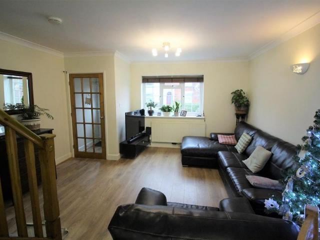 3 bedroom semi detached house to rent