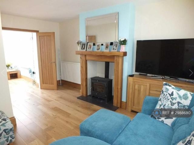 3 bedroom semi detached house to rent