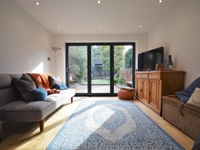 3 bedroom semi detached house to rent