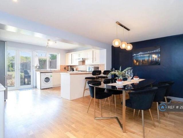3 bedroom semi detached house to rent