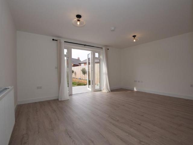 3 bedroom semi detached house to rent