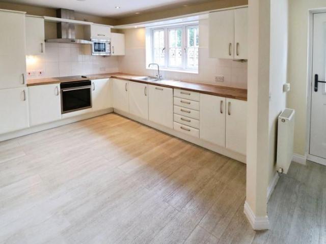 3 bedroom semi detached house to rent