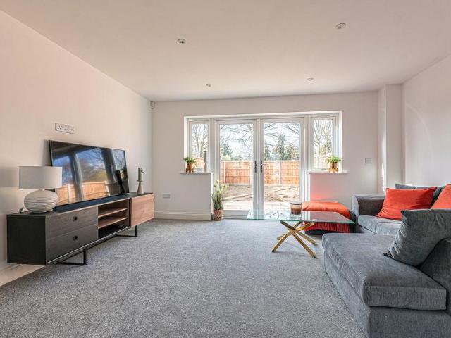 3 bedroom semi detached house to rent
