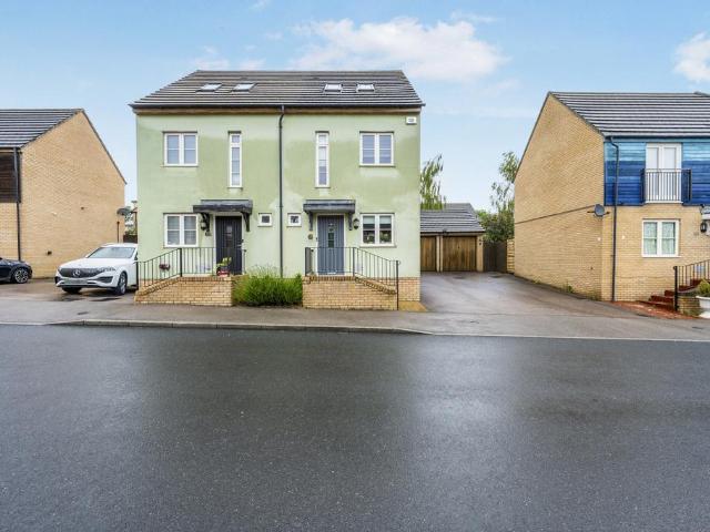 3 bedroom semi detached house to rent