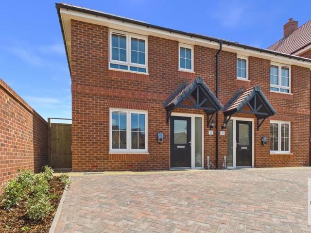 3 bedroom semi detached house to rent