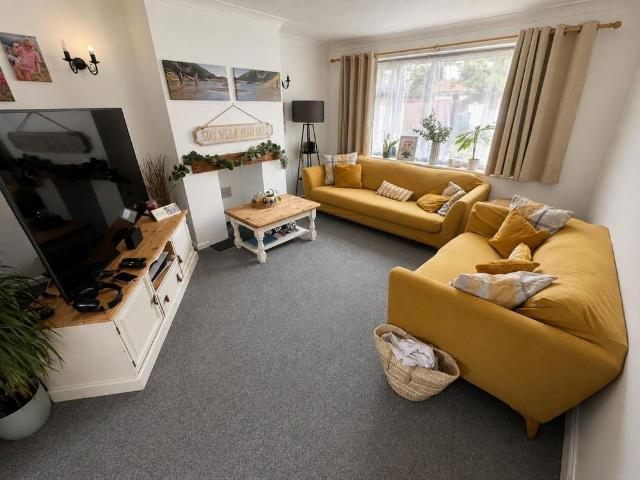 3 bedroom semi detached house to rent