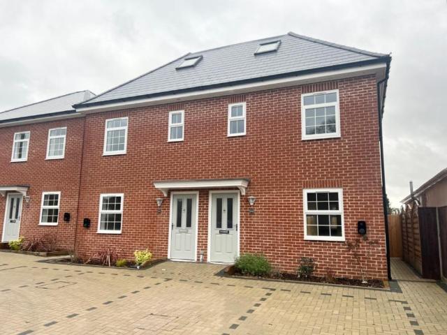 3 bedroom semi detached house to rent