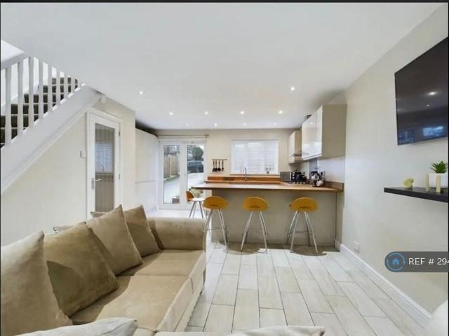3 bedroom semi detached house to rent