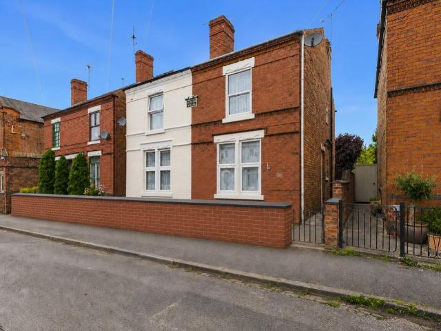 3 bedroom semi detached house to rent
