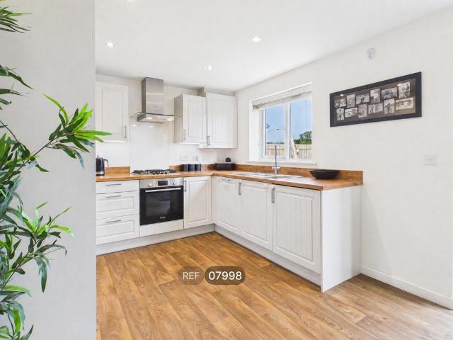 3 bedroom semi detached house to rent