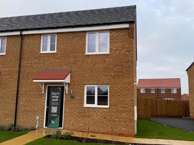 3 bedroom semi detached house to rent