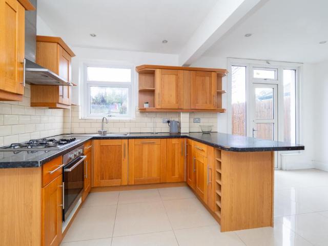 3 bedroom semi detached house to rent