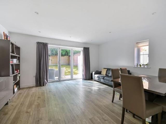 3 bedroom semi detached house to rent