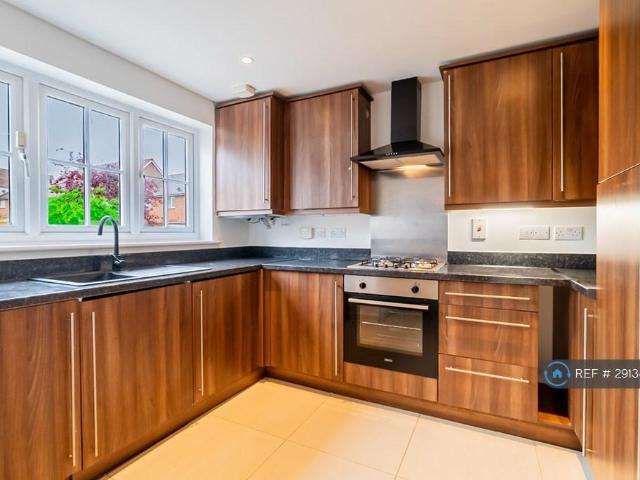 3 bedroom semi detached house to rent