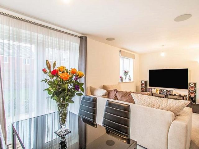 3 bedroom semi detached house to rent