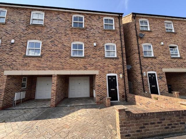 3 bedroom semi detached house to rent